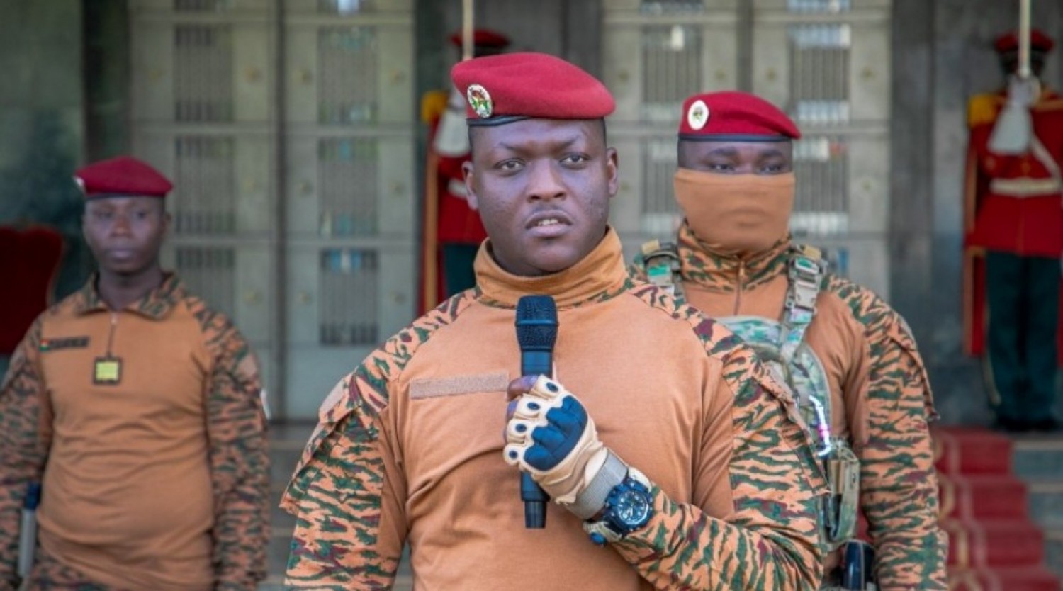 Burkina Faso : Le drapeau de la confédération des États du Sahel désormais au palais ...